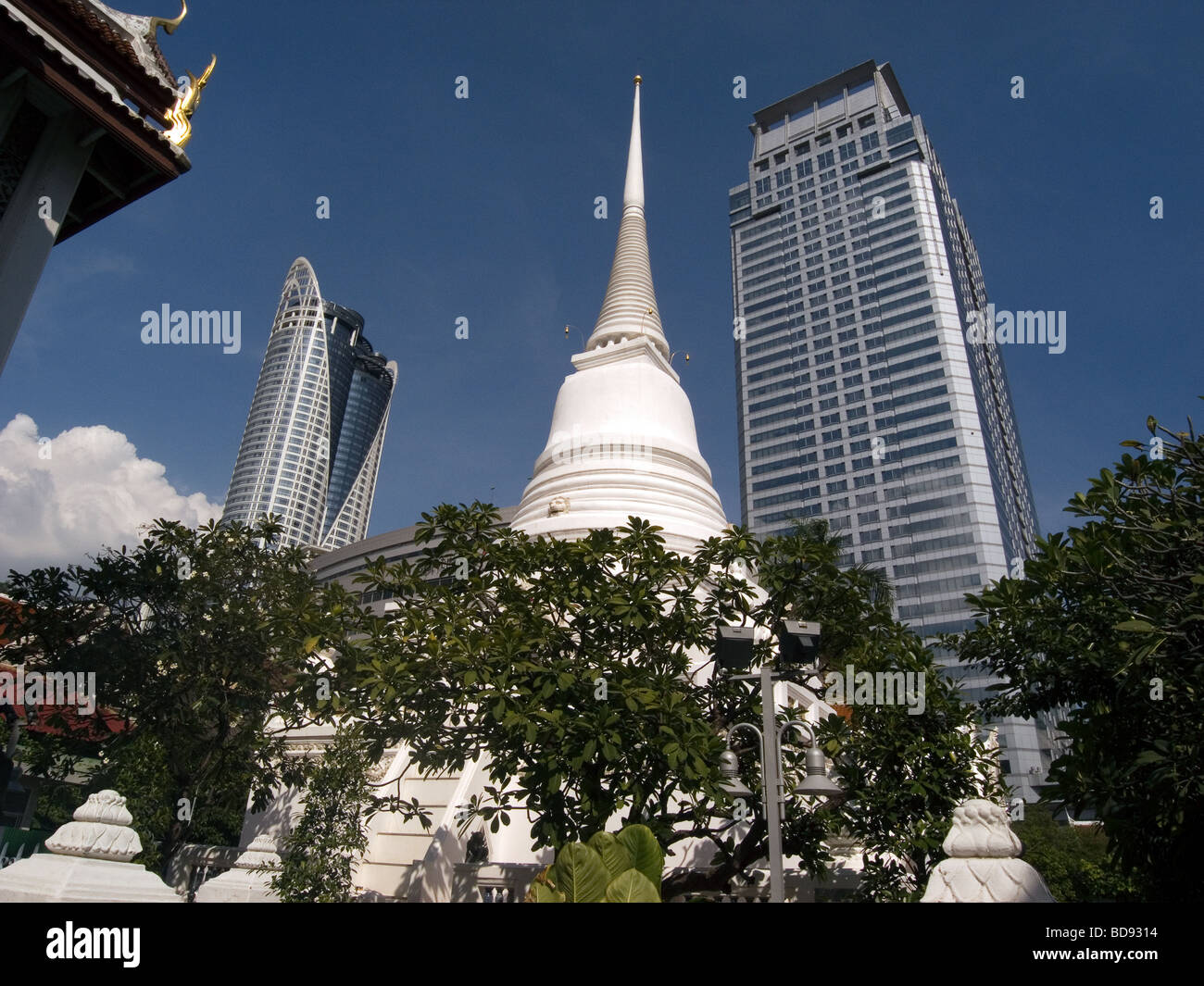 Wat Pathum Wanaram, Bangkok Stock Photo - Alamy