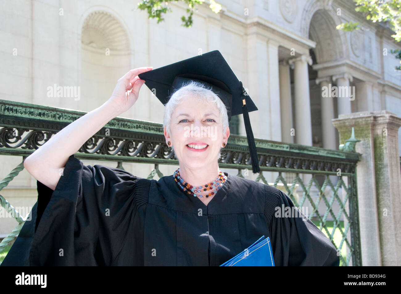 Woman in green gown hi-res stock photography and images - Alamy