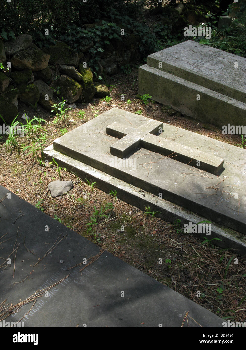 old cross gravestone in protestant cemetery near piramide, rome Stock ...
