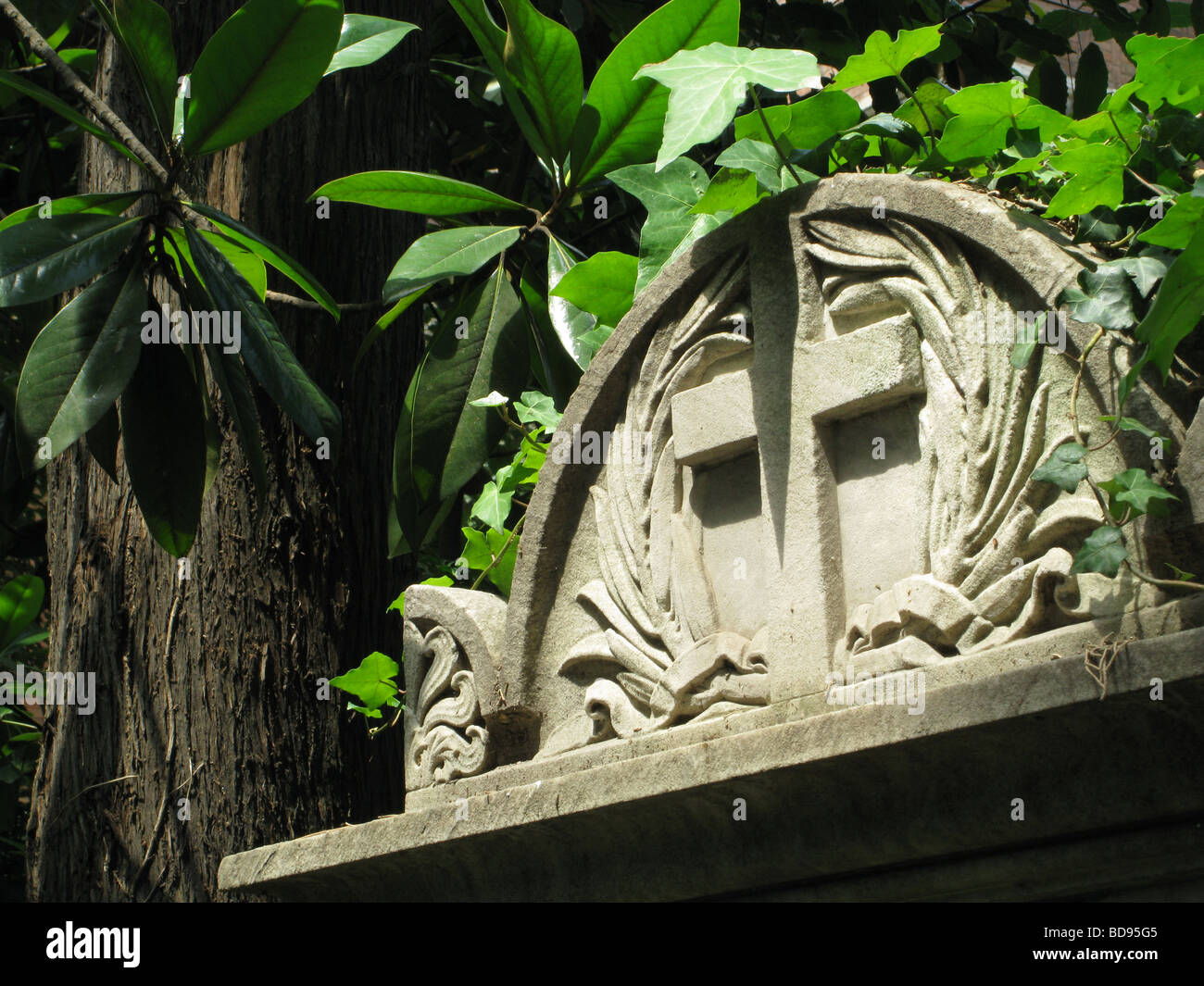 gravestone in protestant cemetery near piramide, rome Stock Photo - Alamy
