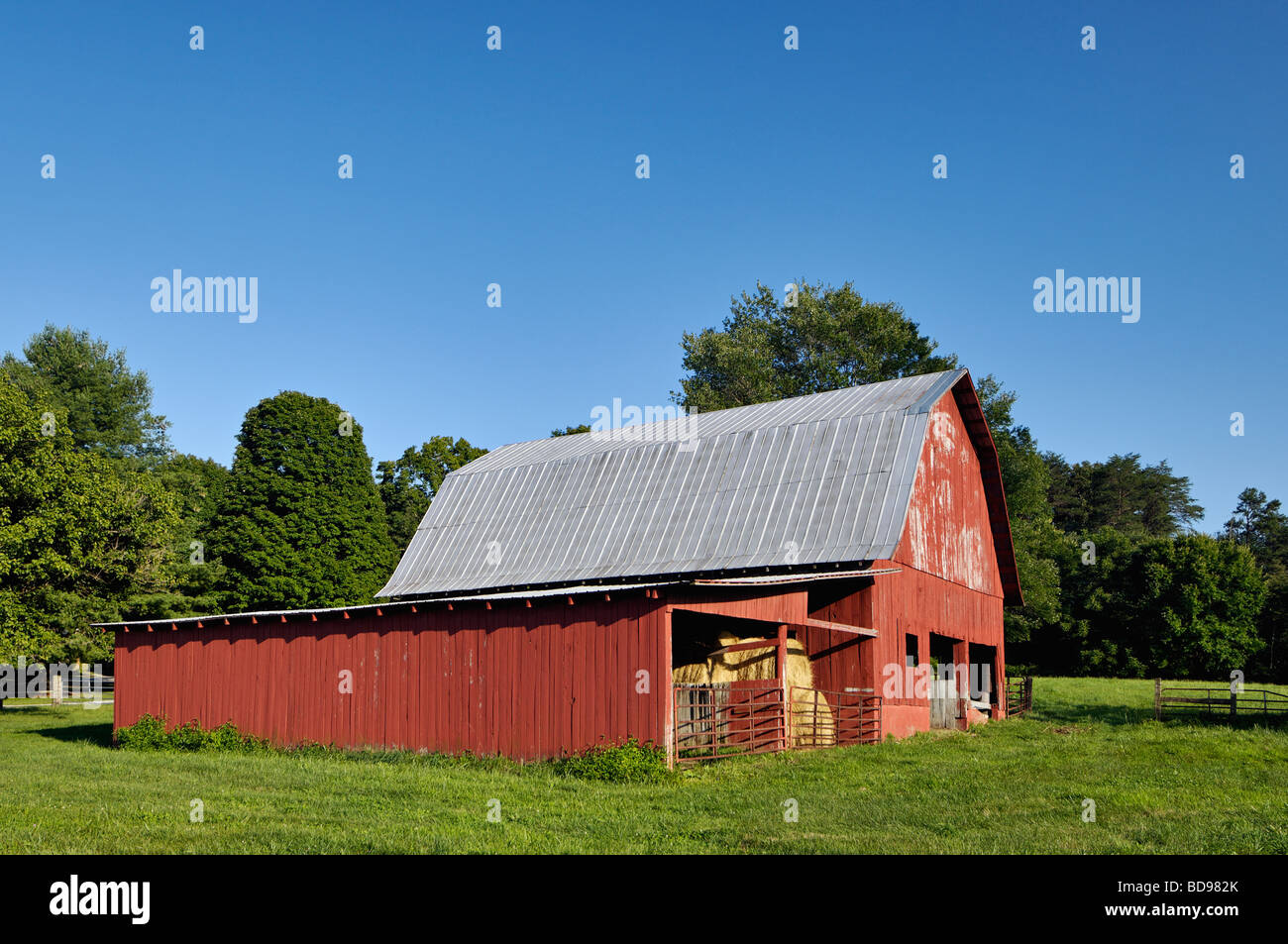 Red Barn in Grassy Cove in Cumberland County Tennessee Stock Photo - Alamy