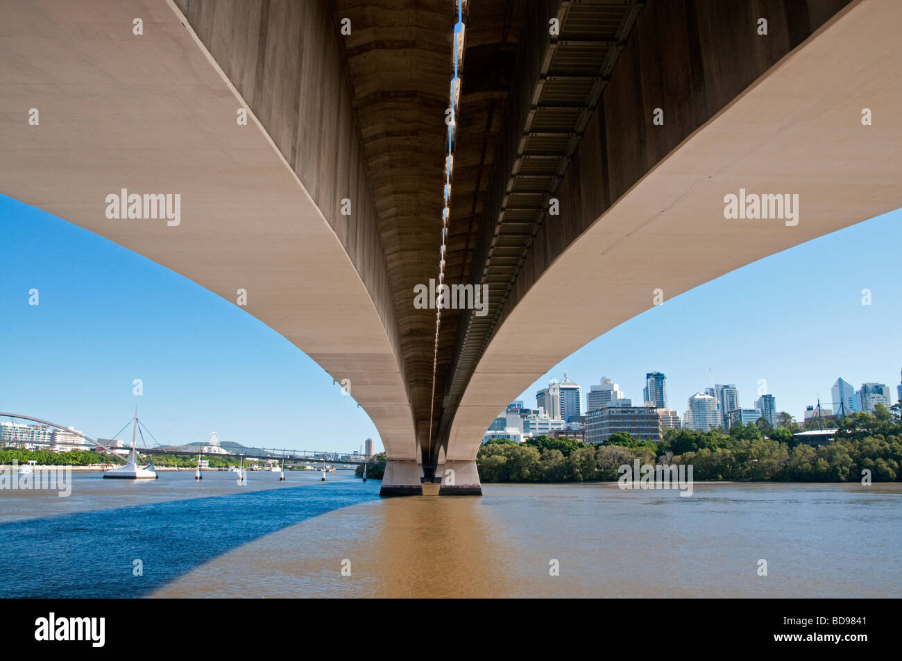 The Captain Cook Bridge over the Brisbane River in Brisbane, Australia ...