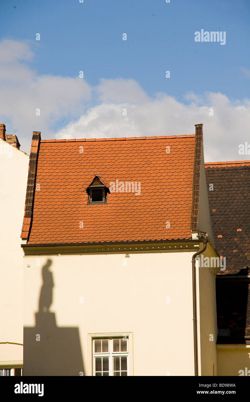 Statue in shadow hi-res stock photography and images - Alamy
