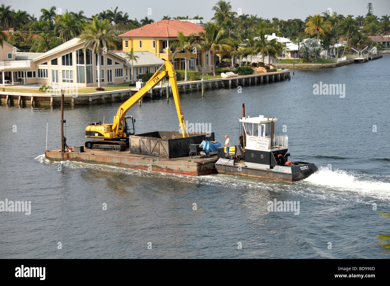 Barge excavator excavator on barge hi-res stock photography and images ...