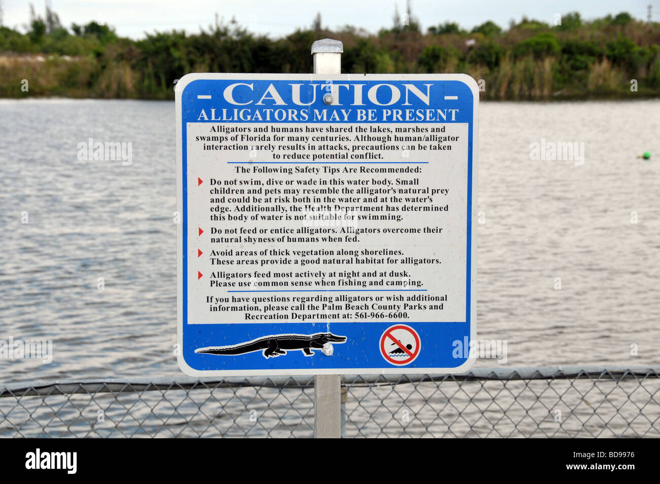 Alligator warning sign hi-res stock photography and images - Alamy