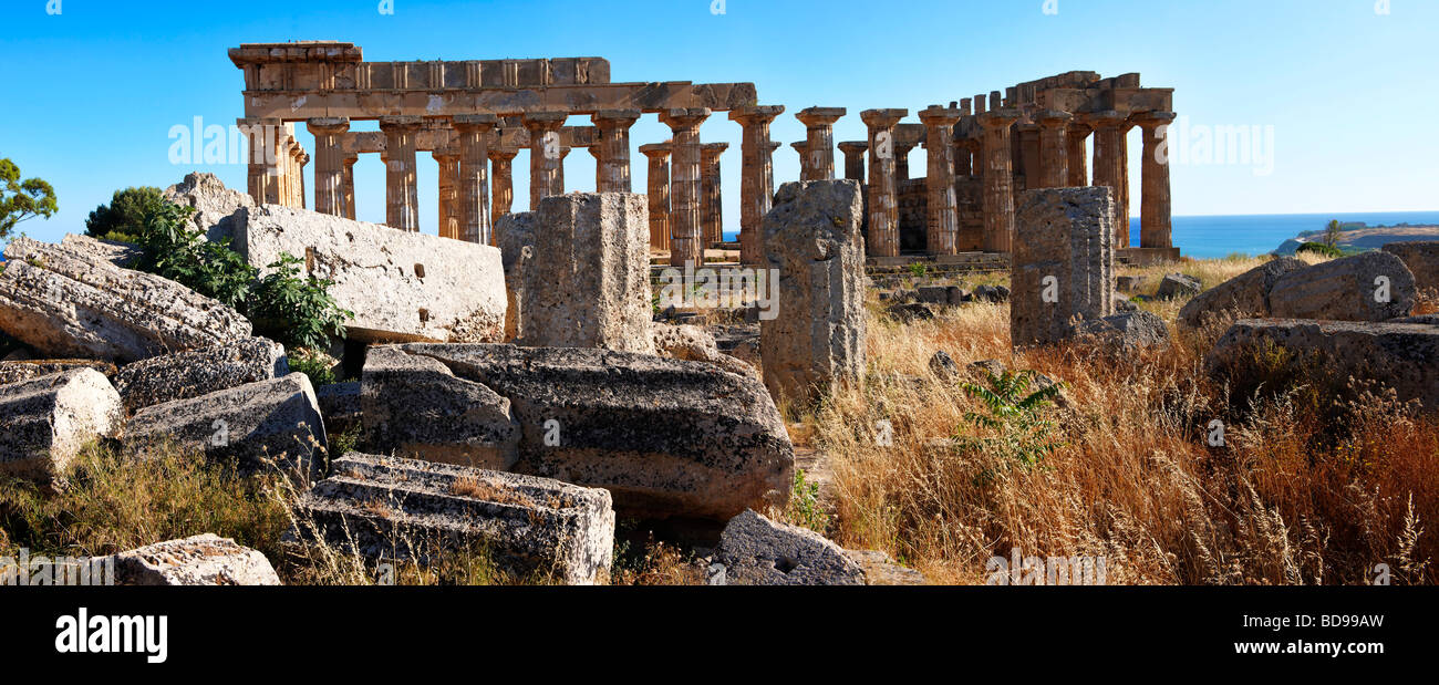 Fallen column drums of Greek Dorik Temple ruins Selinunte Sicily Stock ...