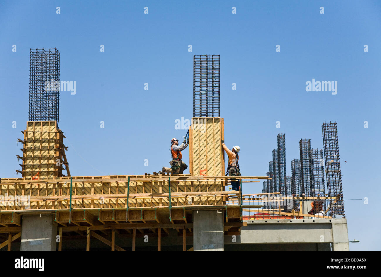 Men wearing safety harness building an addition to Kaiser Permanente ...