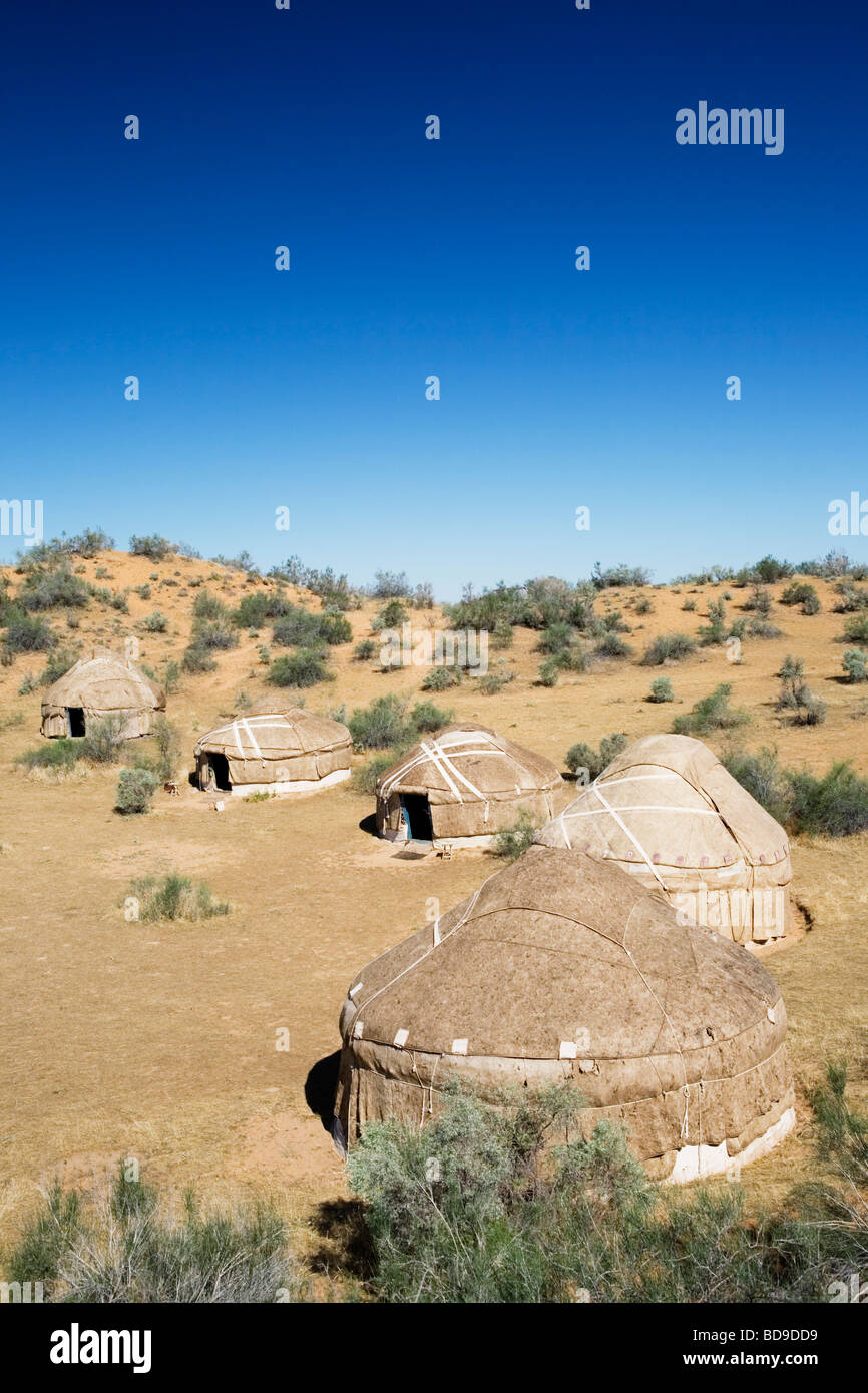 Yurt in the desert of uzbekistan hi-res stock photography and images ...