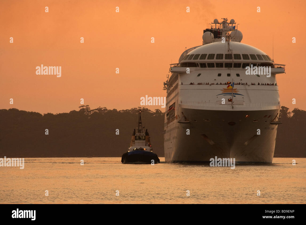 Cruise Ship Entering Sydney Harbour Stock Photo - Alamy