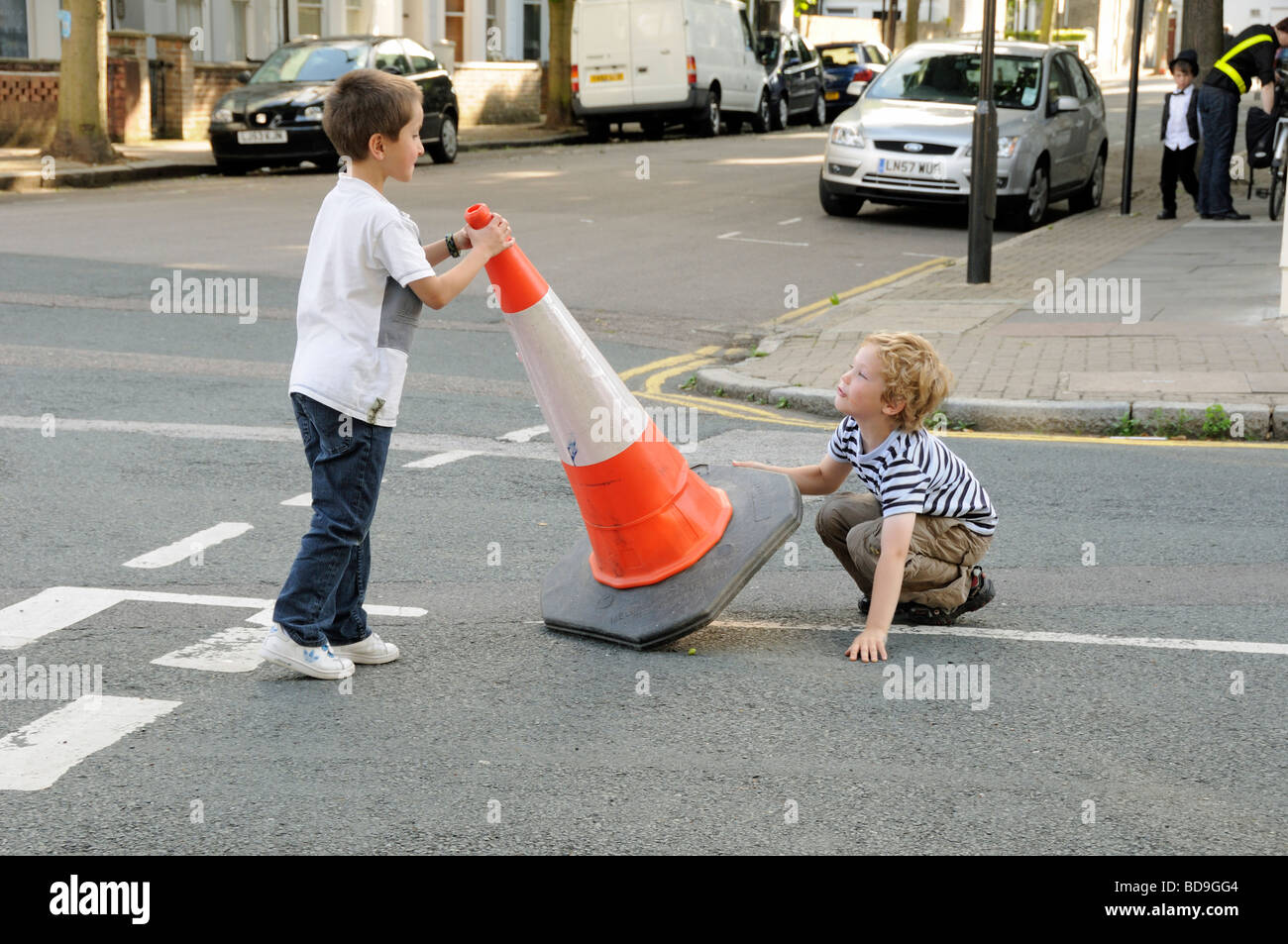 Uk street children playing hi-res stock photography and images - Alamy
