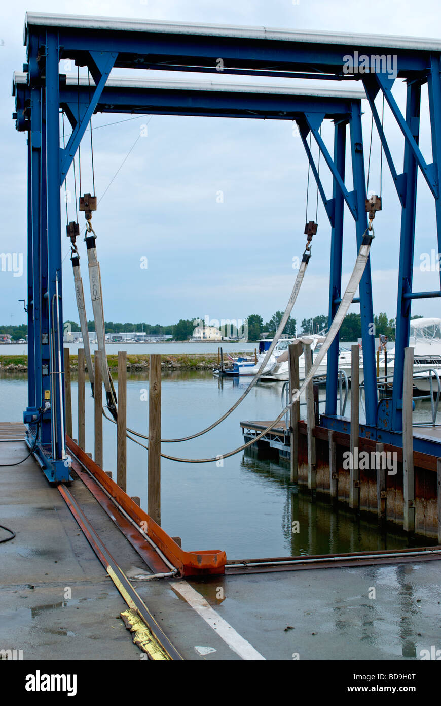 boat loading crane Stock Photo - Alamy