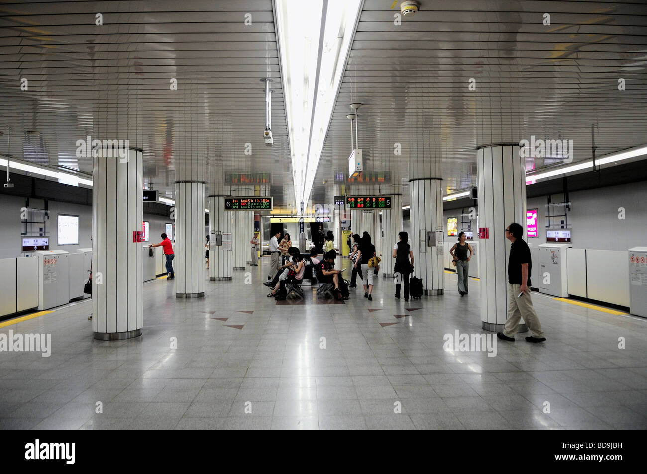 Commuters in an underground subway metro platform in Central Tokyo ...