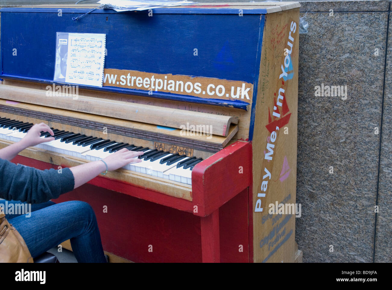 Street piano hi-res stock photography and images - Alamy