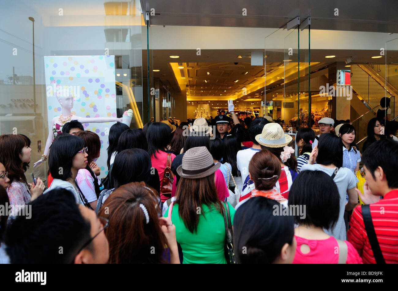 Queuing crowd hi-res stock photography and images - Alamy