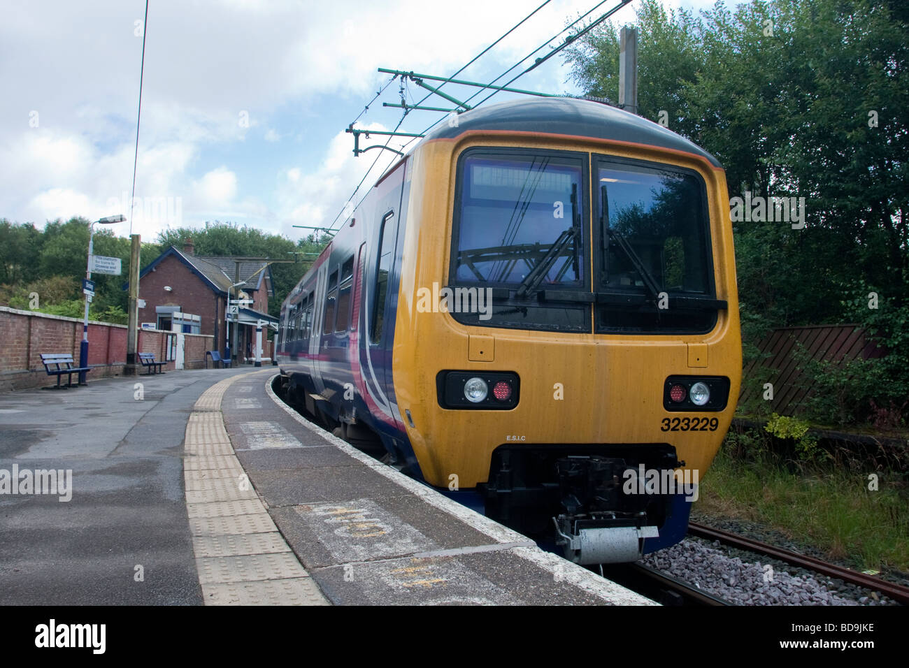 Glossop train railway station hi-res stock photography and images - Alamy