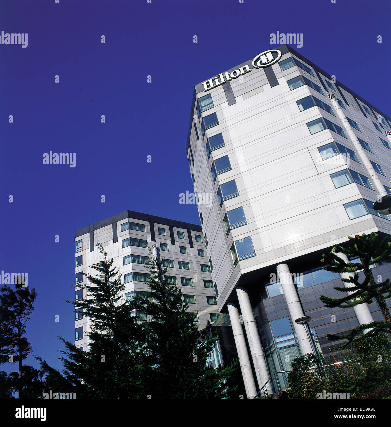 Hilton modern hotel exterior sunny hi-res stock photography and images ...