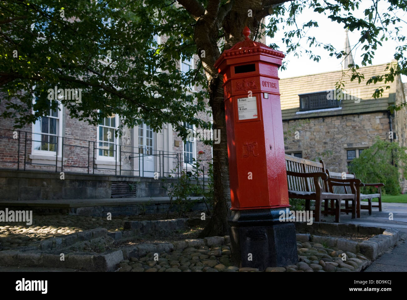 Palace green victorian post box hi-res stock photography and images - Alamy