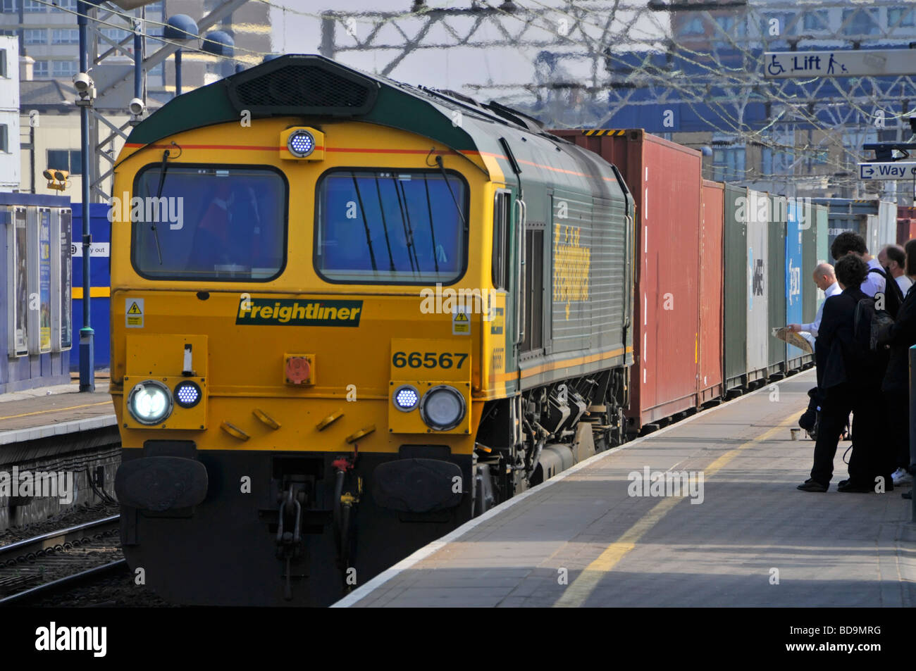 Stratford East London Freightliner locomotive 66567 with shipping ...
