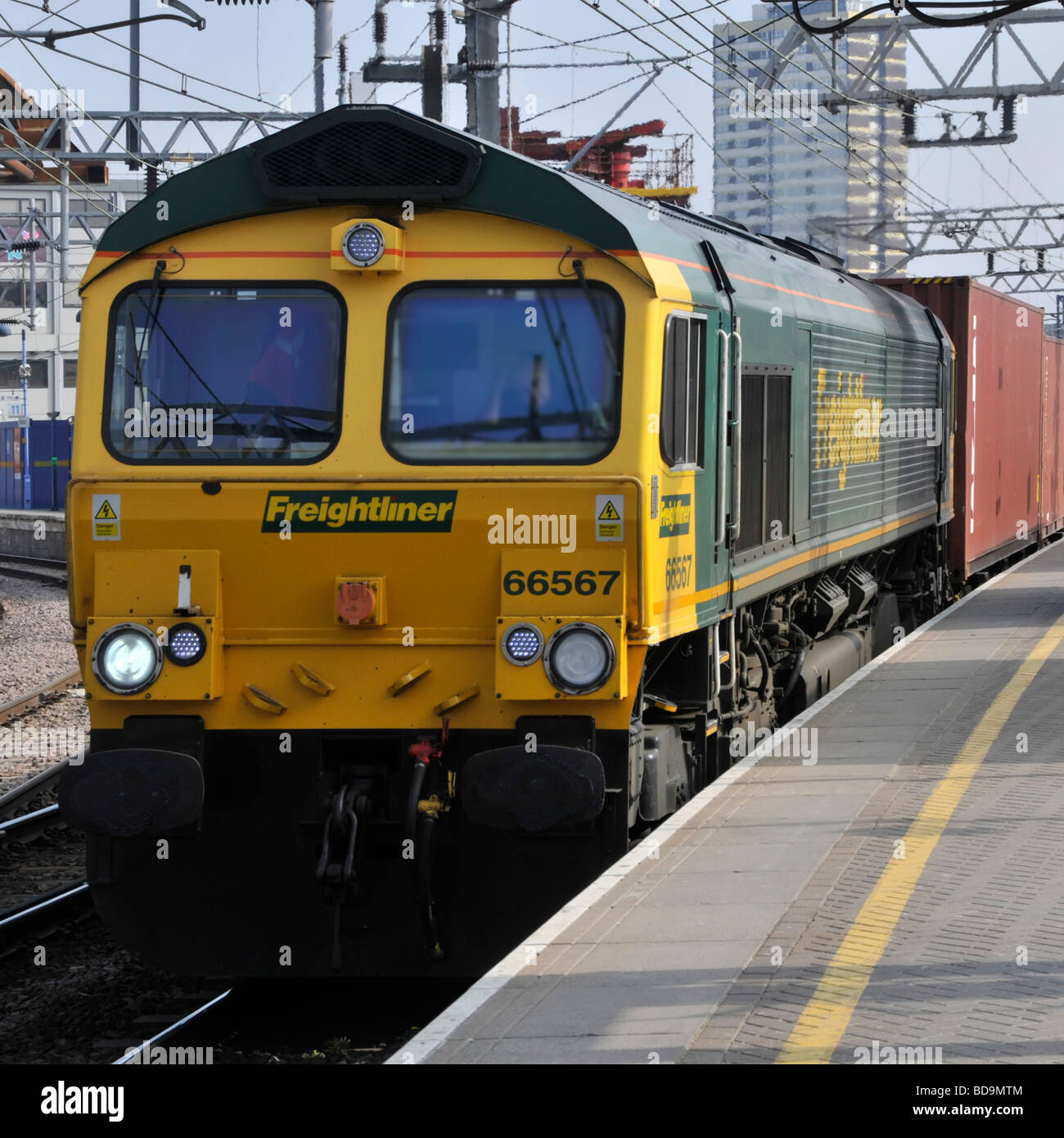 Stratford East London Freightliner locomotive 66567 with a container ...