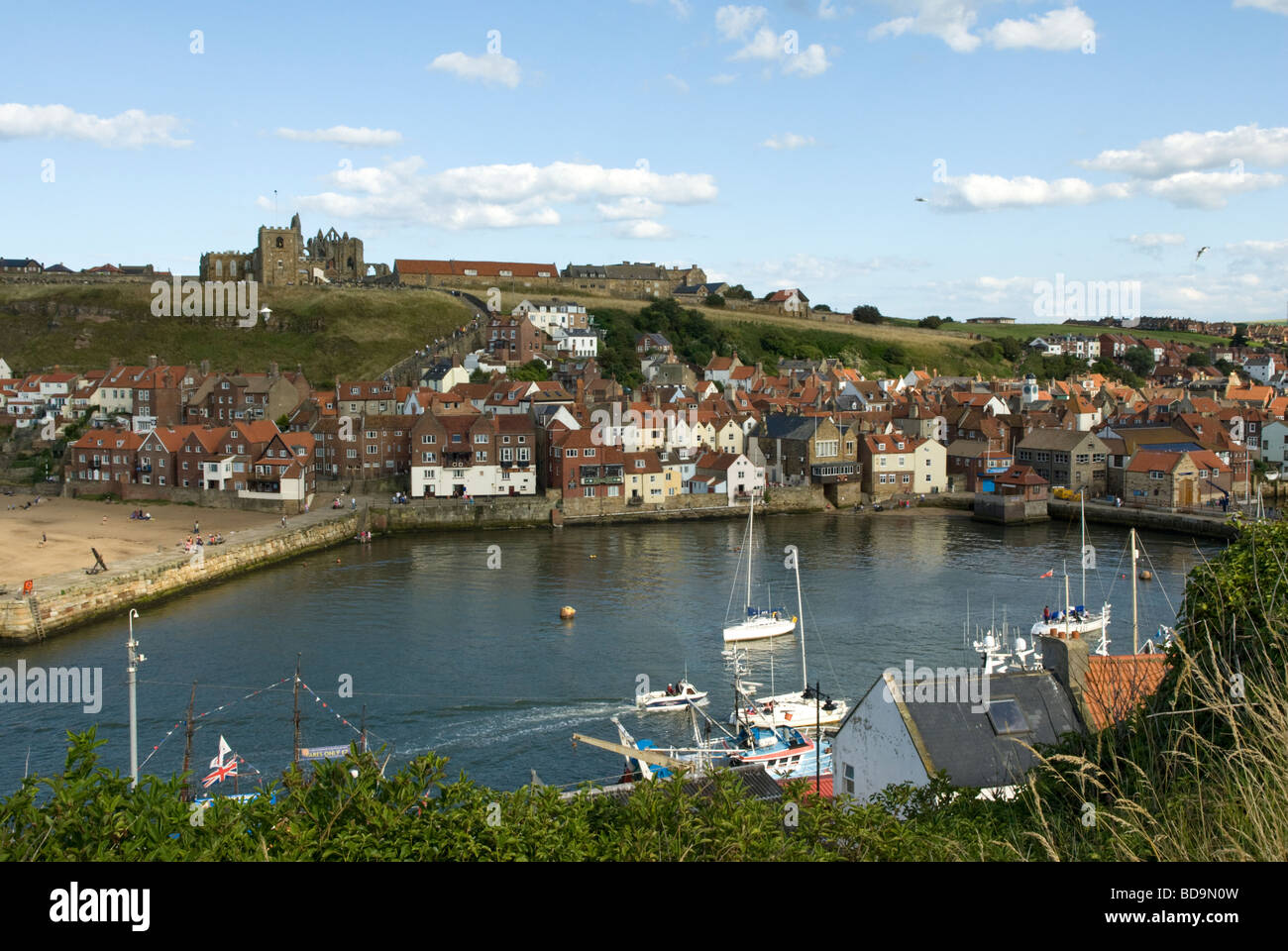 Whitby harbour and abbey hi-res stock photography and images - Alamy