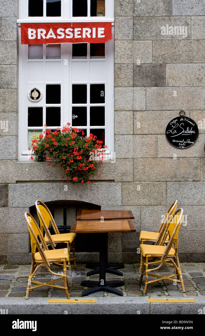 Streetside tables hi-res stock photography and images - Alamy