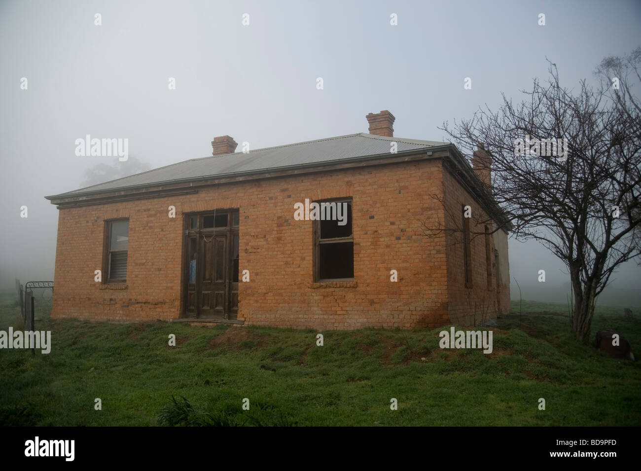 Old red brick farmhouse hi-res stock photography and images - Alamy