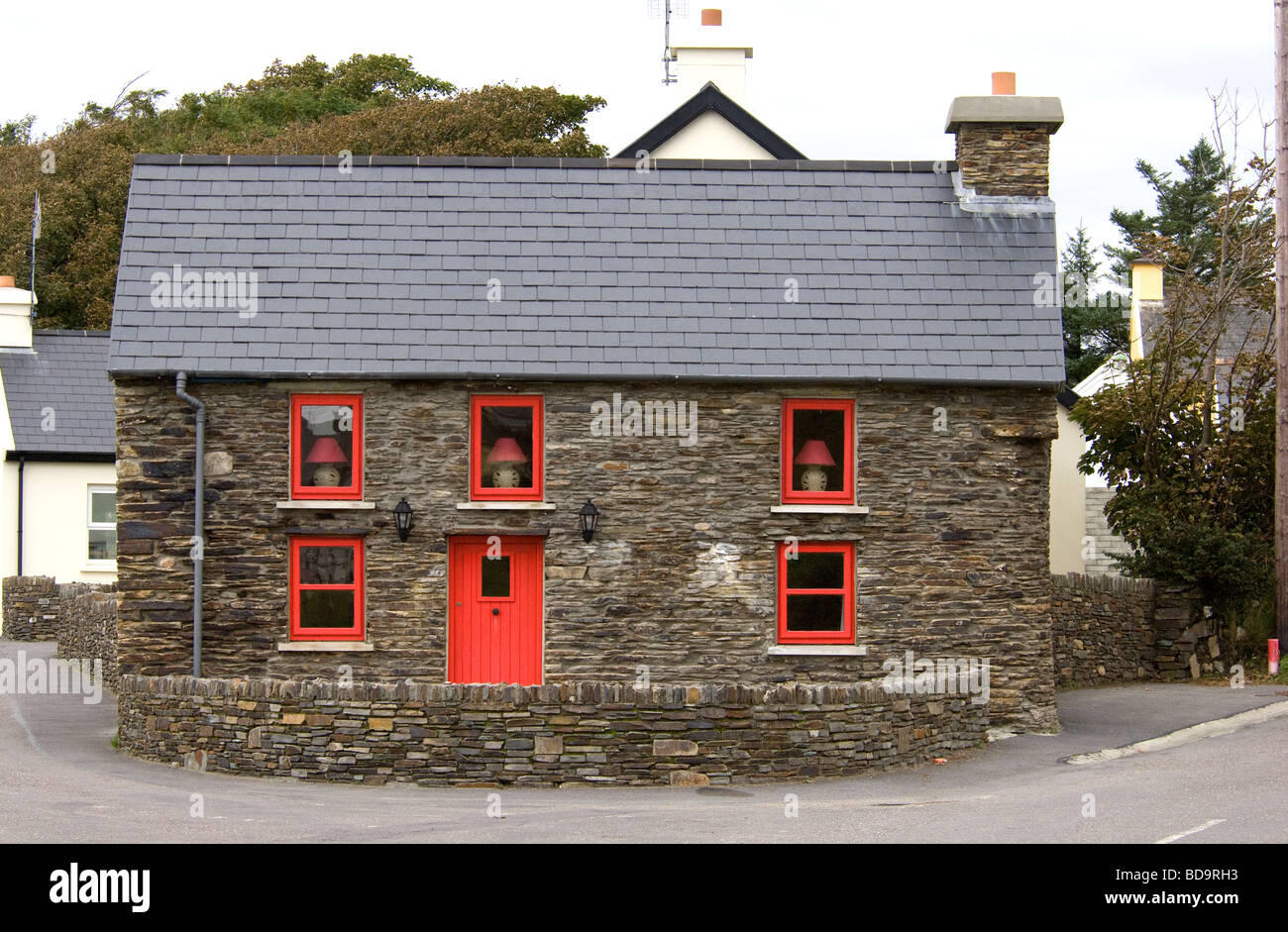 Stone house with red door hi-res stock photography and images - Alamy