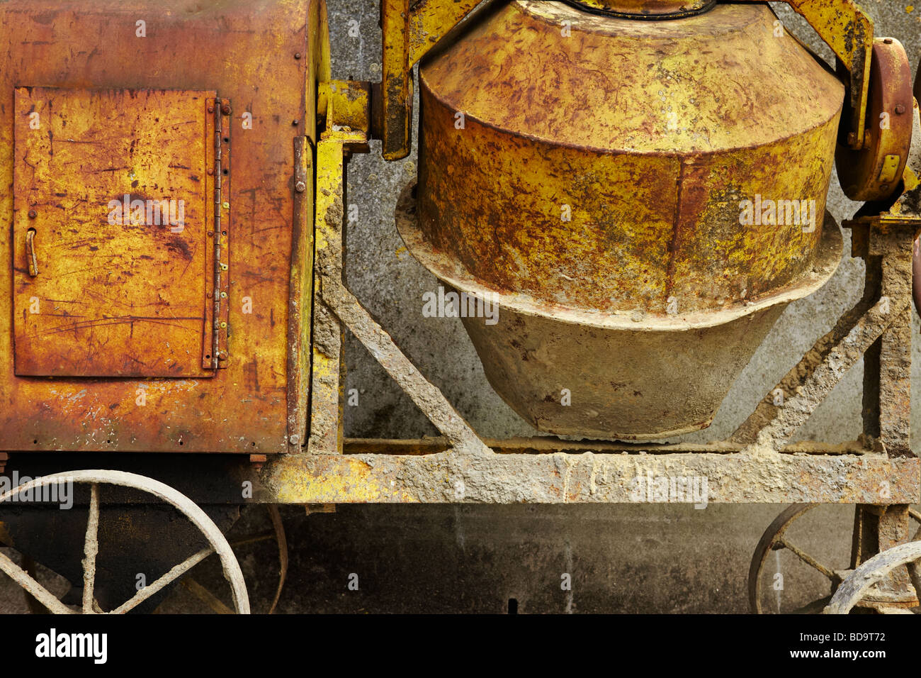 Yellow cement mixer hi-res stock photography and images - Alamy