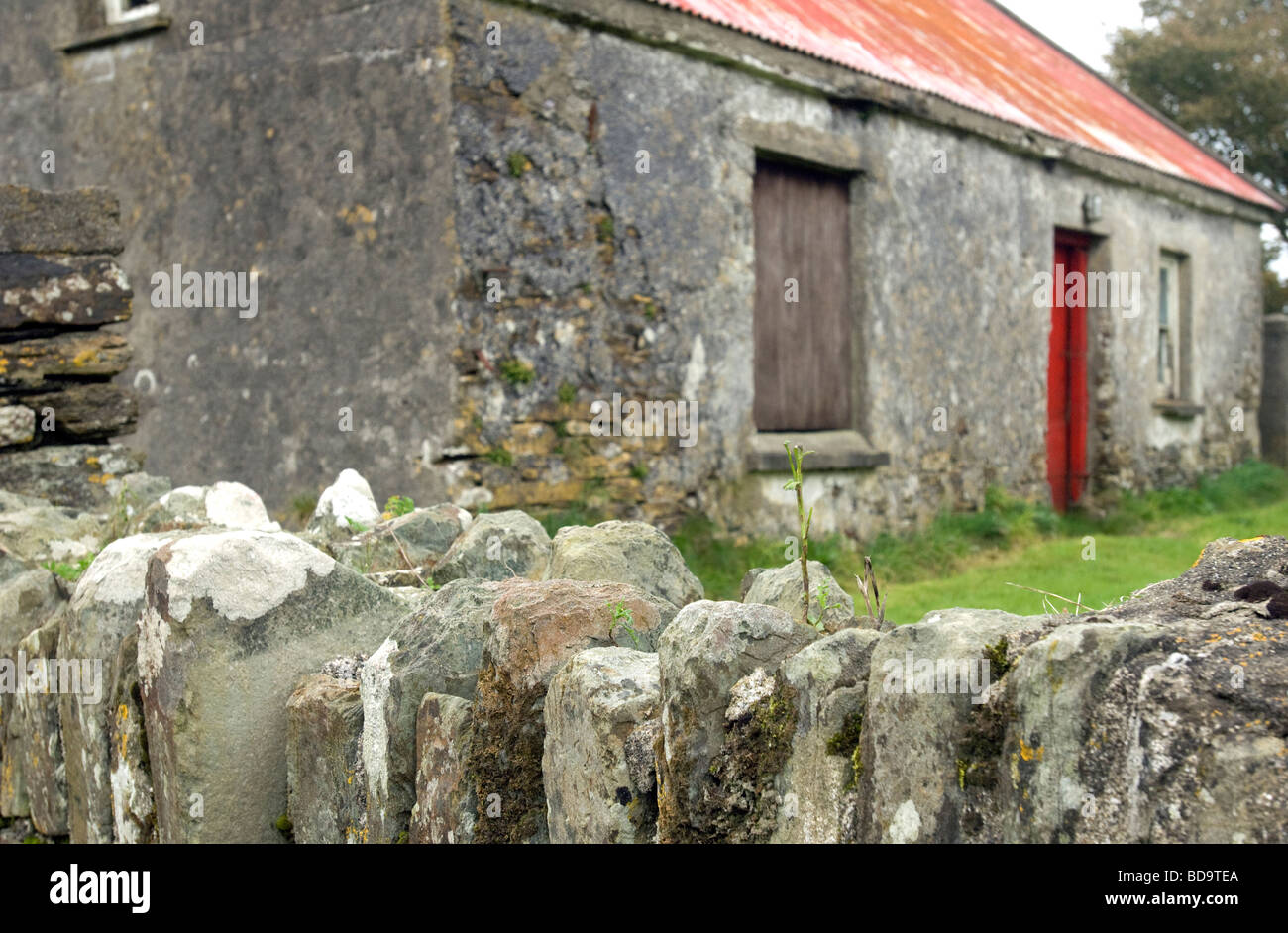 Red tin roof hi-res stock photography and images - Alamy