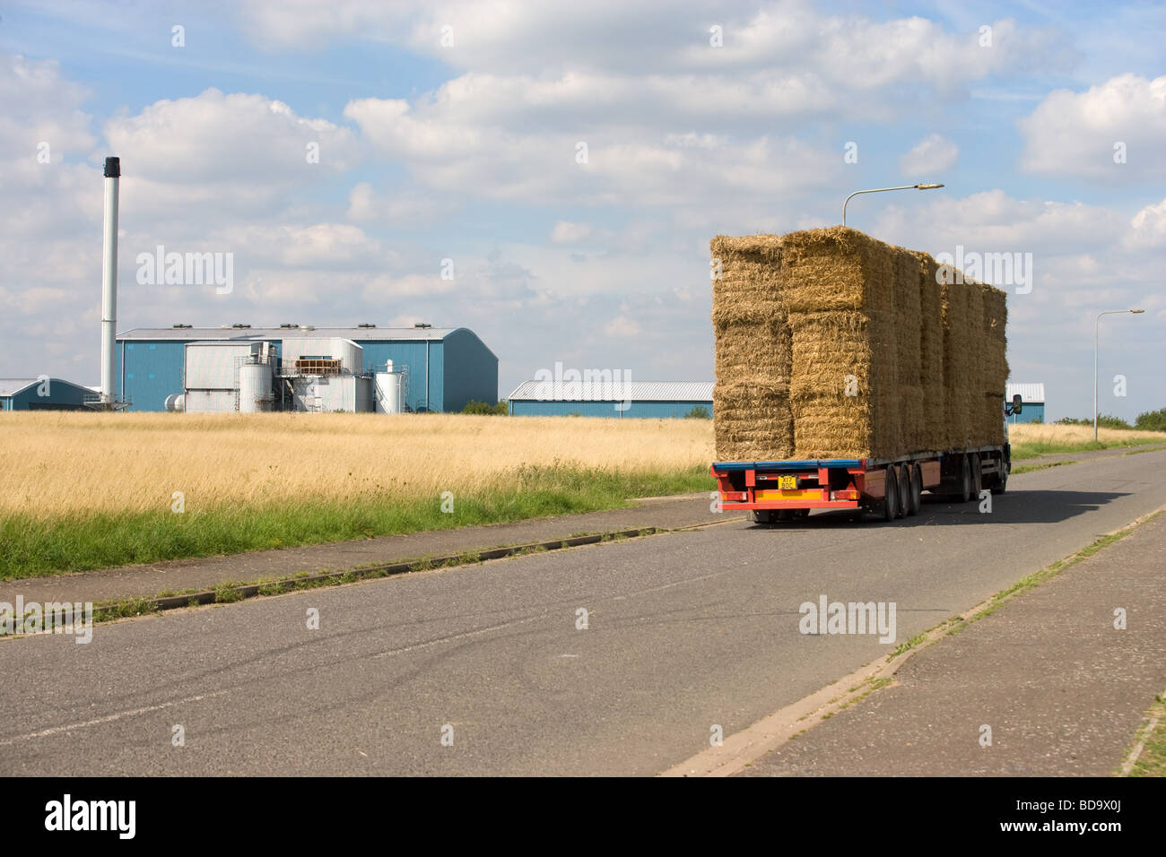 Load straw bales hi-res stock photography and images - Alamy