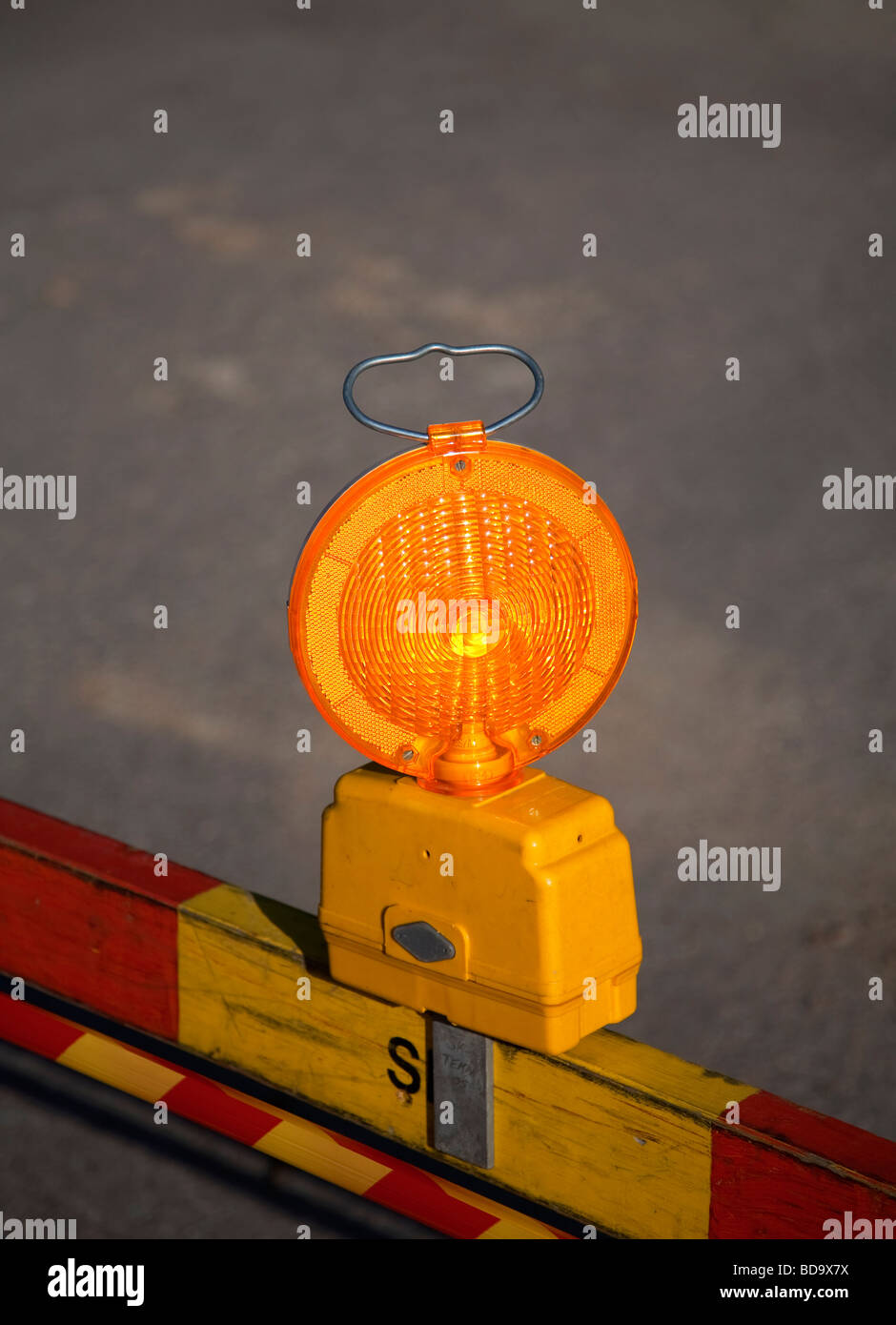 Warning strobe light at roadworks site Stock Photo - Alamy