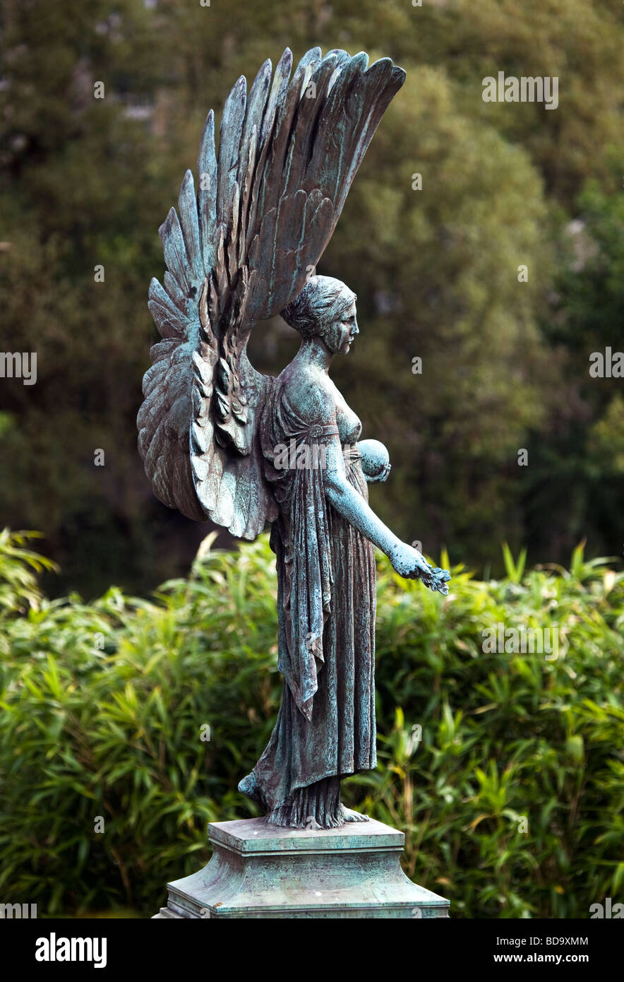 Winged statue hi-res stock photography and images - Alamy