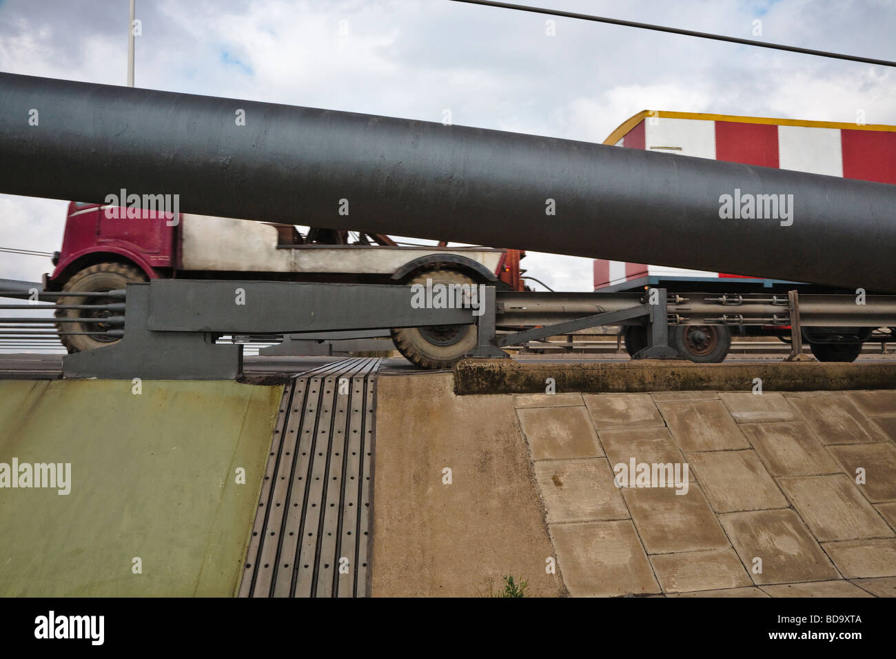 Corroding steel cables & truck on the Humber Bridge a single span ...