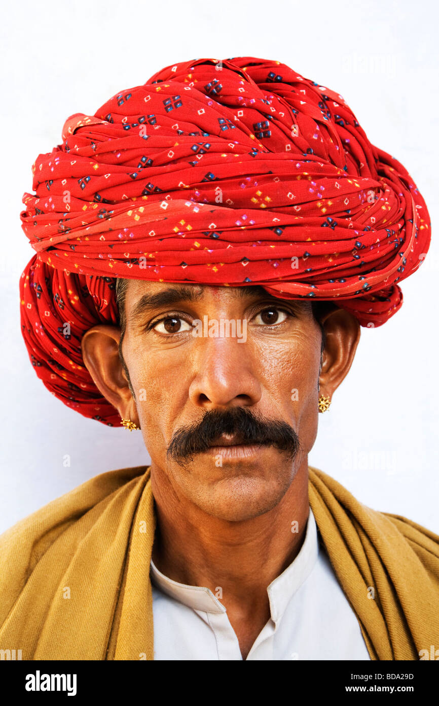 Man wearing traditional turban headgear hi-res stock photography and ...