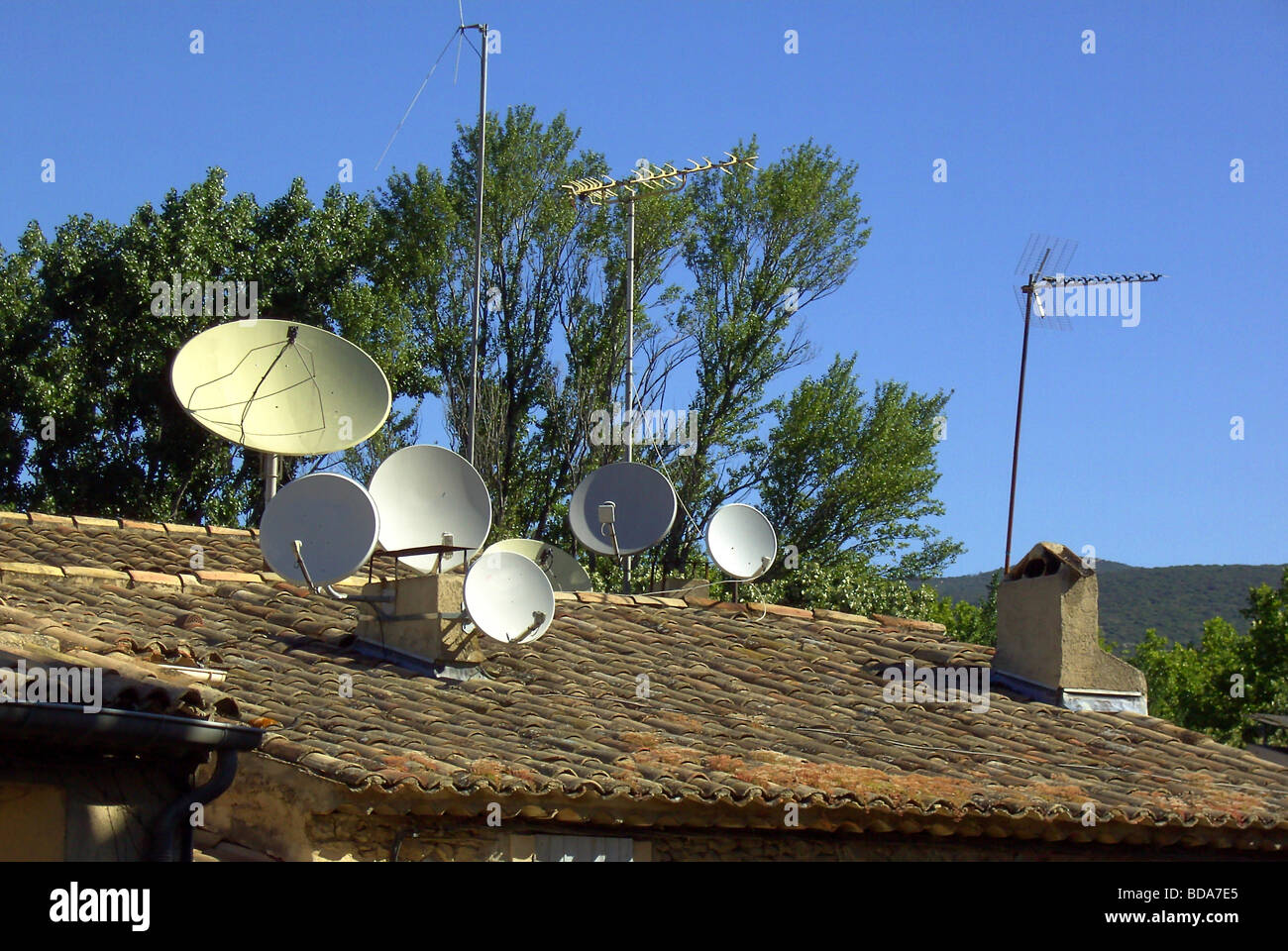 Dish antenna aerial hi-res stock photography and images - Alamy