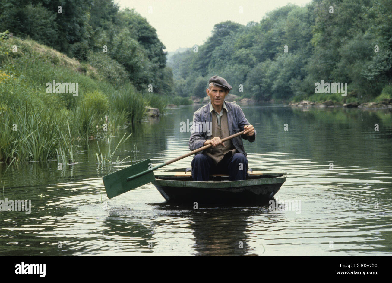 Ironbridge Coracle maker Eustace Rogers on the River Severn 1980 ...