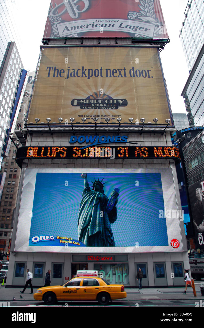 Billboards new york hi-res stock photography and images - Alamy