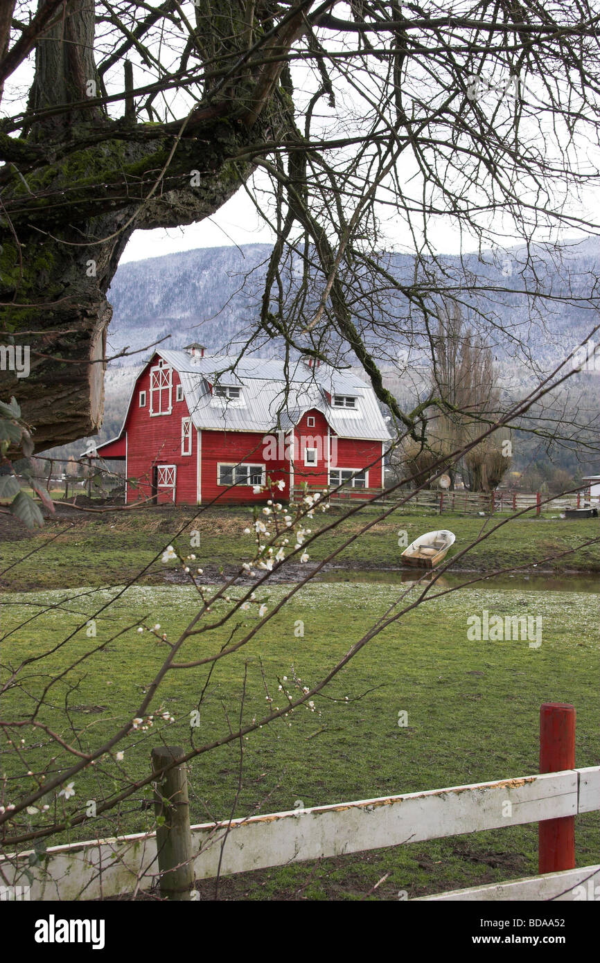 Classic red barn hi-res stock photography and images - Alamy