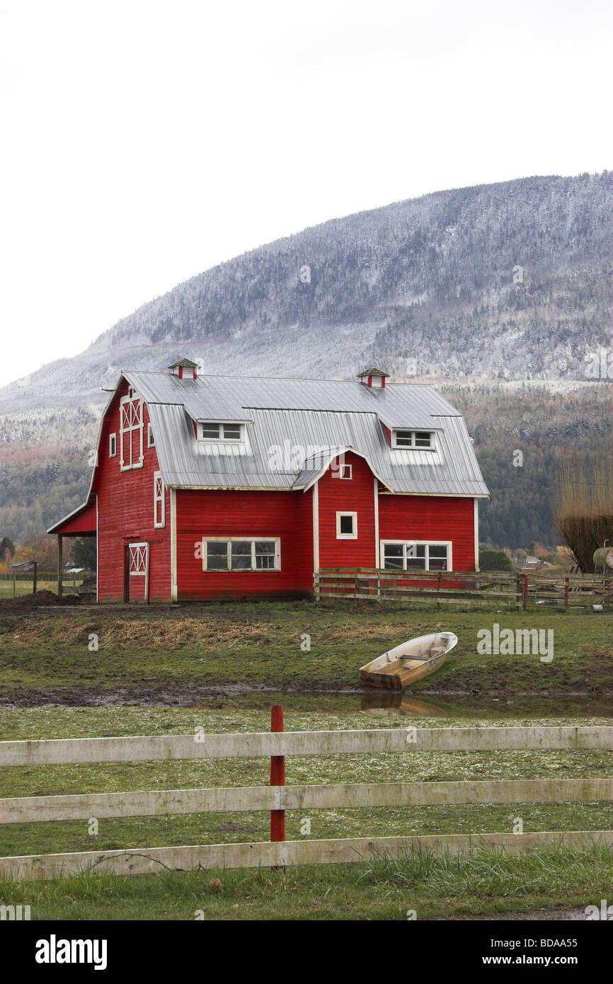 Classic red barn hi-res stock photography and images - Alamy