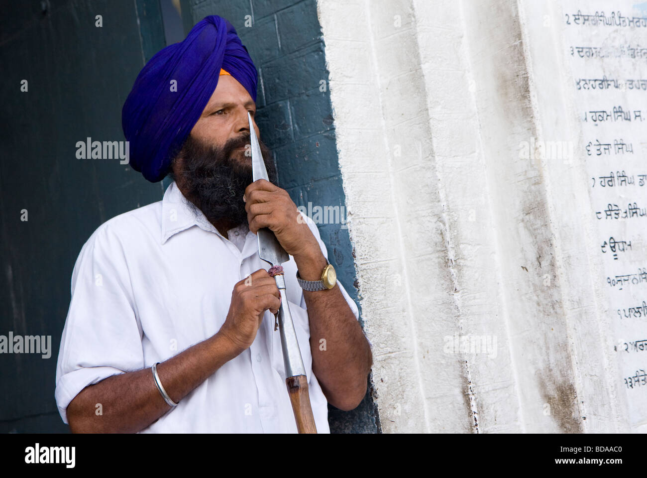 A Sikh guard guarding the Golden temple Stock Photo - Alamy