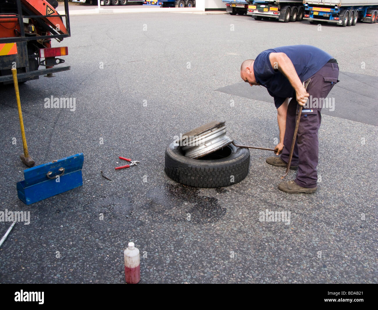 Mechanic And Lorry Stock Photos & Mechanic And Lorry Stock Images - Alamy