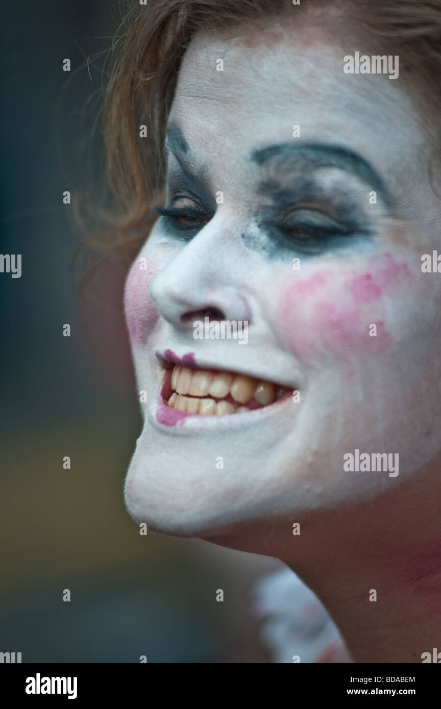 Fringe Festival performer in the Royal Mile Edinburgh Stock Photo - Alamy