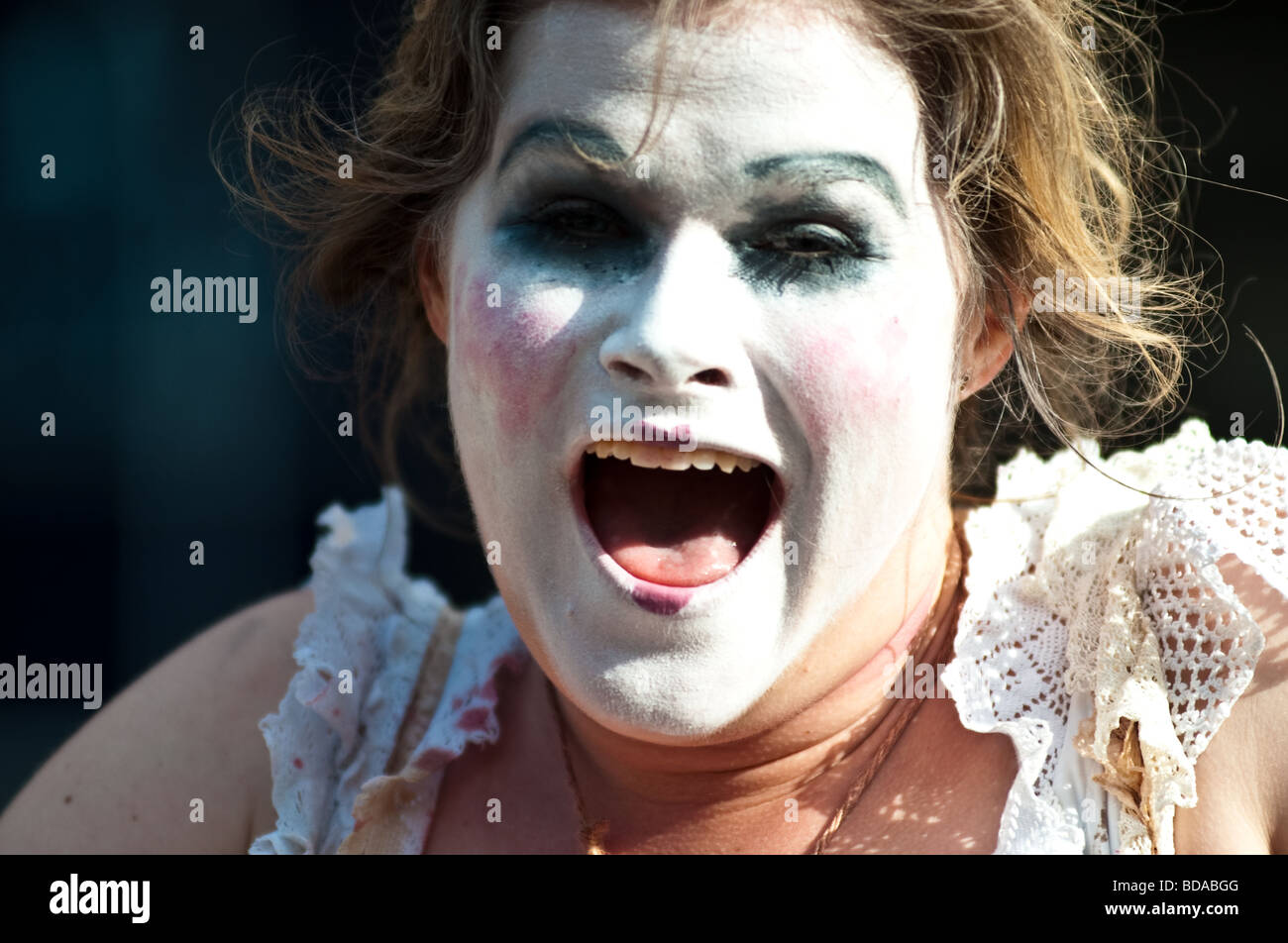 Fringe Festival performer in the Royal Mile Edinburgh Stock Photo - Alamy