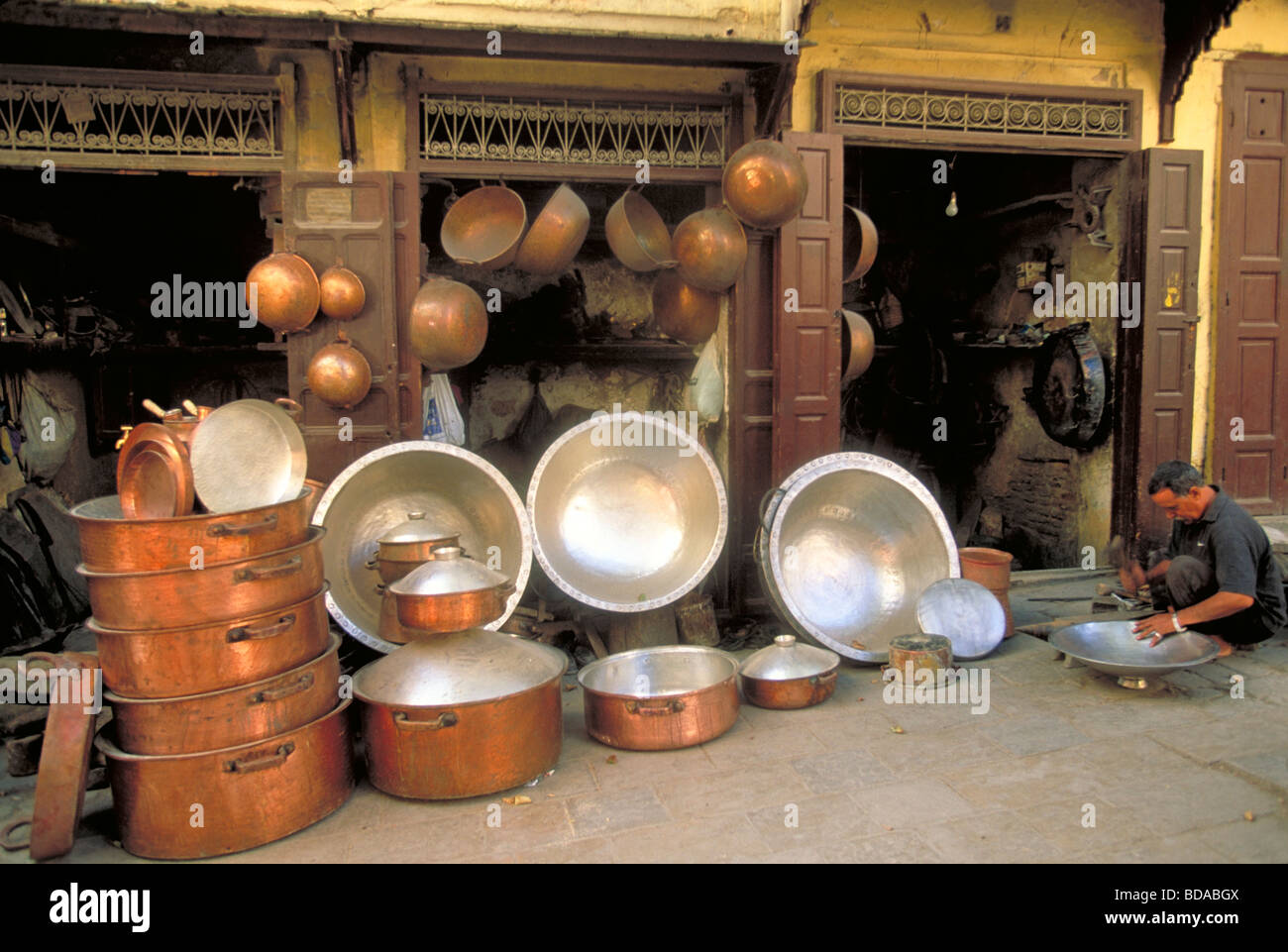 Elk161 2127 Morocco Fes Fes el Bali souk coppersmith Stock Photo - Alamy