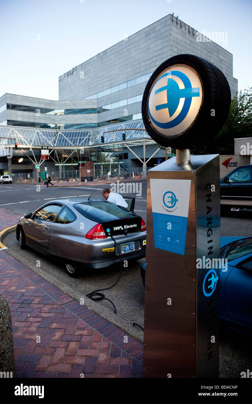 Charging up electric car Stock Photo - Alamy
