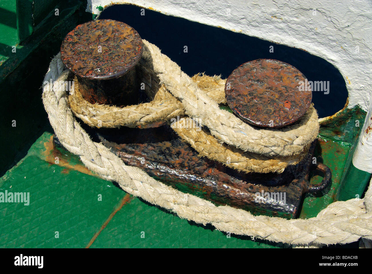 White ship rope hi-res stock photography and images - Alamy