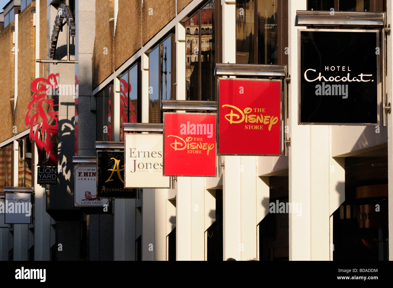 Shop signs hi-res stock photography and images - Alamy