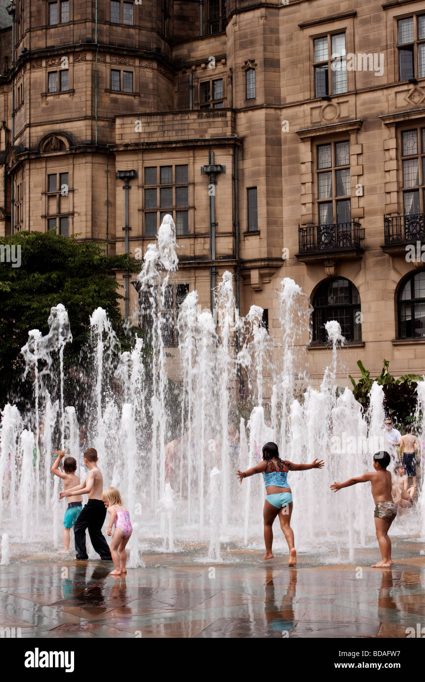 Children playing in fountains hi-res stock photography and images - Alamy