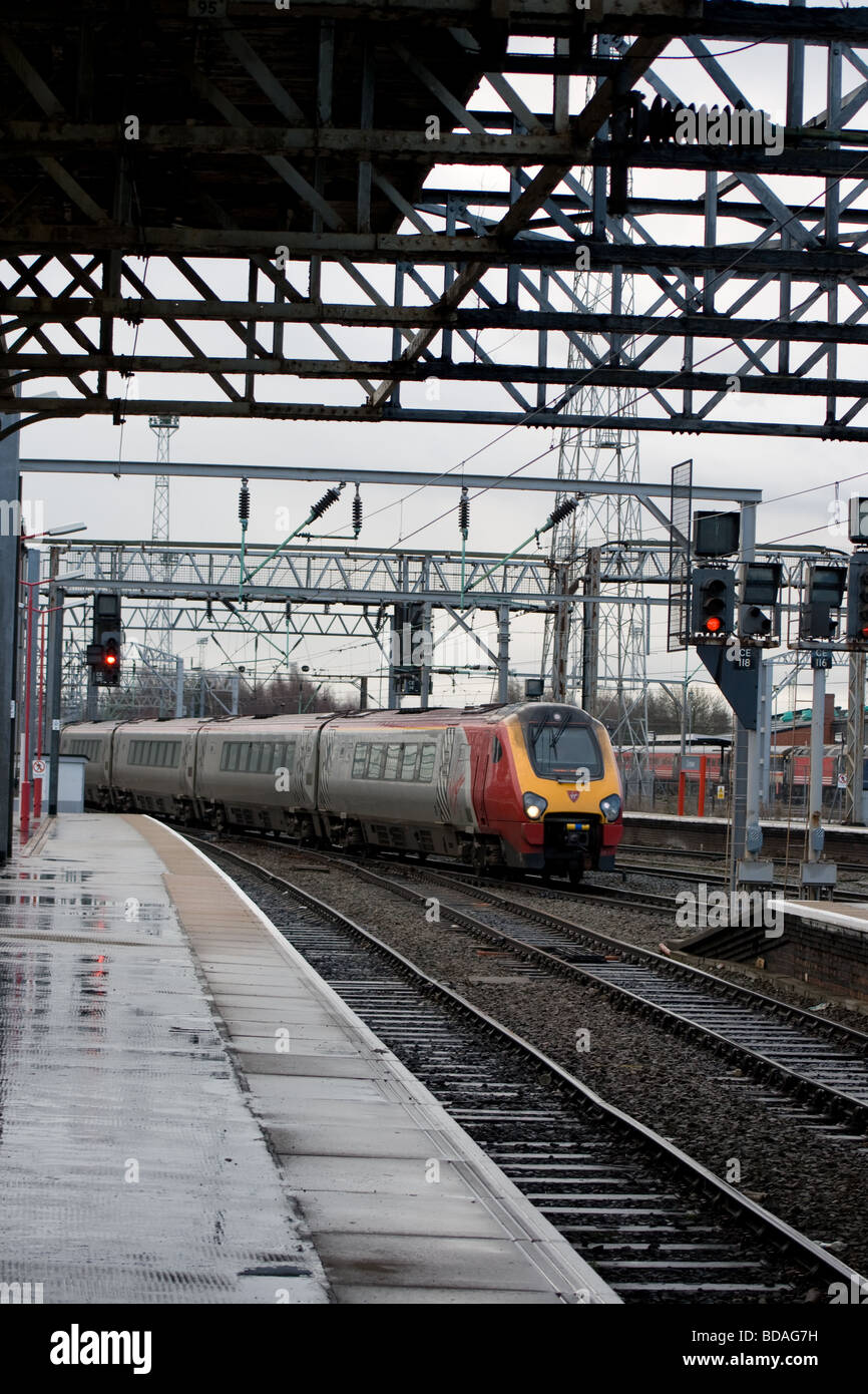 Crewe railway station hi-res stock photography and images - Alamy