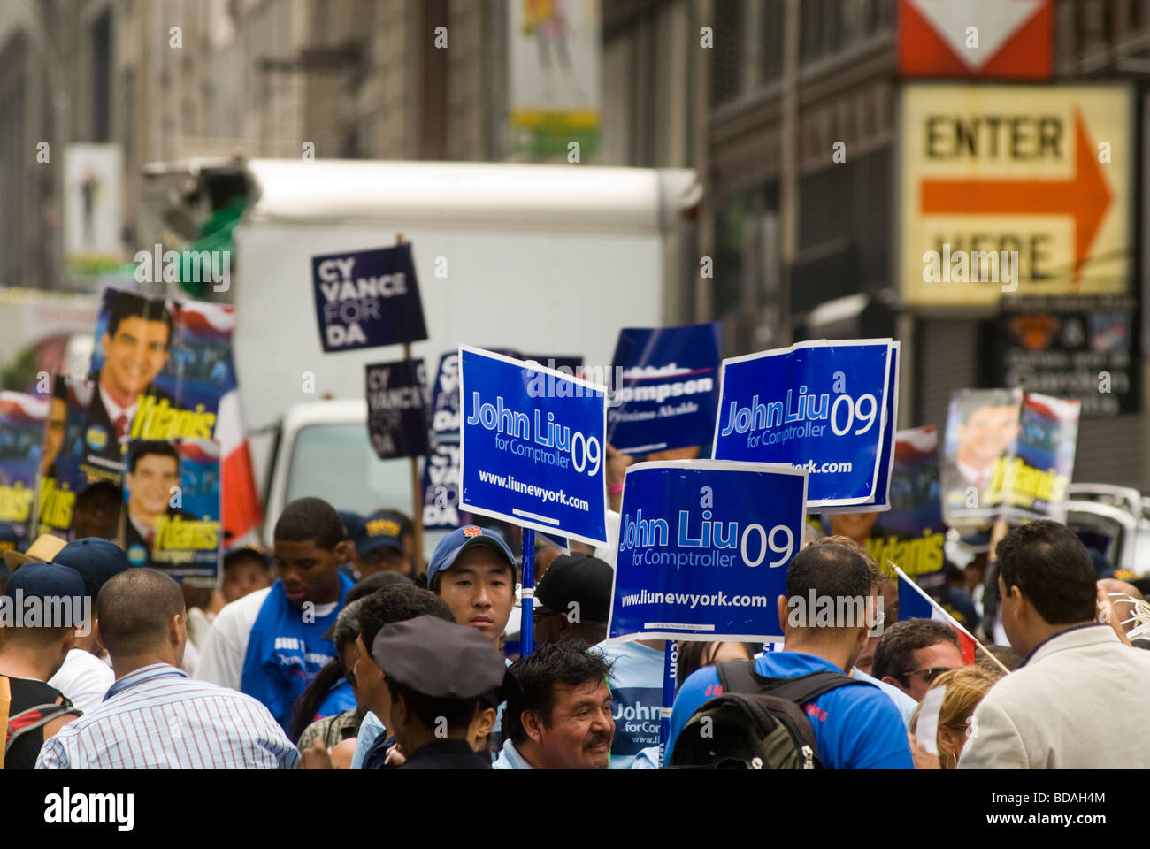 Campaign signs hi-res stock photography and images - Alamy